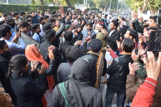 CAA: नागरिकता संशोधन कानून के विरोध में AMU छात्र सड़क पर Aligarh News ...