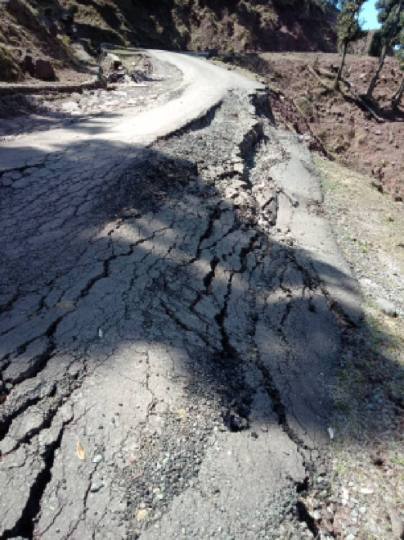 भूस्खलन से क्षतिग्रस्त सड़क बढ़ा रही परेशानी - Road damage at Kalakot ...