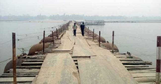 नौरंगा में जानलेवा बना पीपा पुल, दुर्घटना की आशंका - Pipa bridge ...