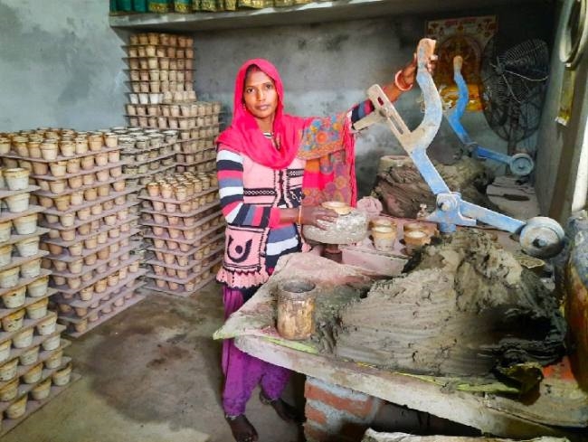 पुश्तैनी काम बढ़ाकर महिलाओं की मददगार बनीं सीमा - Border became a help ...