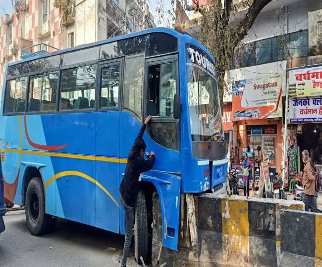 ऋषिकेश: डाक सेवा बस के अचानक फेल हुए ब्रेक, यात्रियों की सुरक्षा को ...