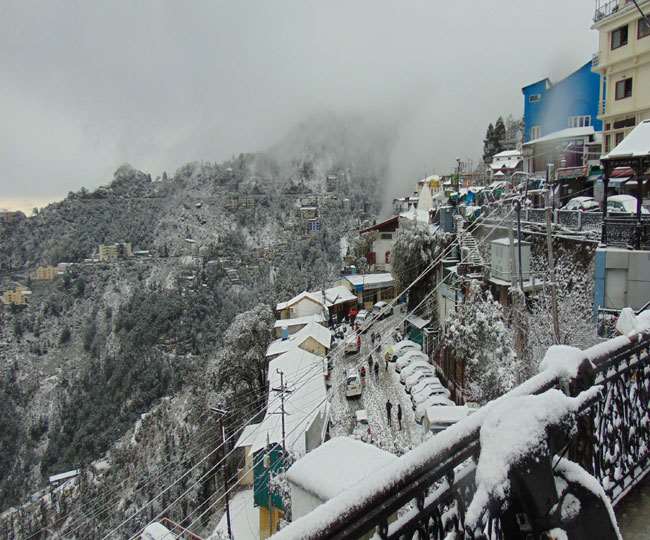 Fresh Snowfall in Mussoorie: मसूरी ने ओढ़ी बर्फ की सफेद चादर, पर्यटक कर ...