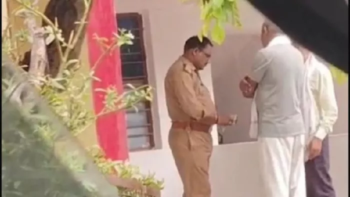यूपी में रिश्वत लेते दारोगा का VIDEO VIRAL, एसपी दीक्षा शर्मा ने कर ...