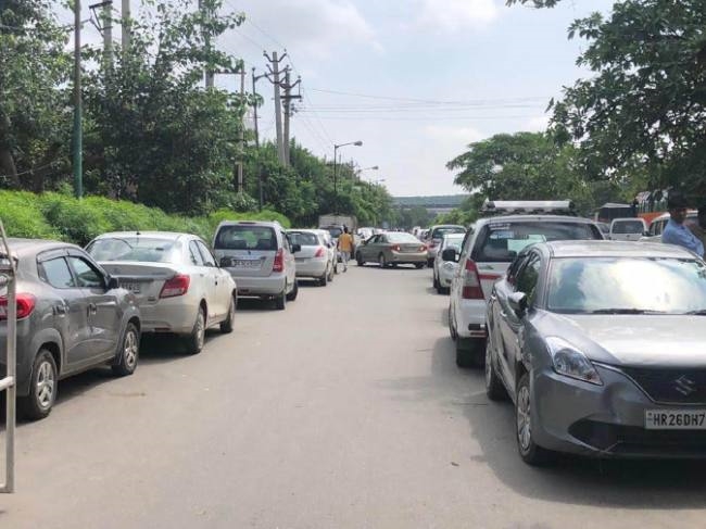 पार्किग के बाद भी सड़क किनारे खड़े रहते हैं वाहन - Vehicles stand on ...