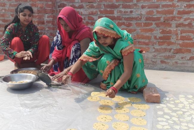 होली की तैयारियां शुरू, बनने लगे घरों में चिप्स व पापड़ - Preparations ...
