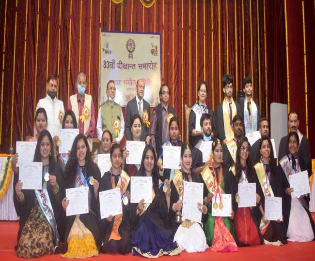 प्रयाग संगीत समिति में दीक्षा समारोह : संगीत साधना में लीन 46 मेधावी ...