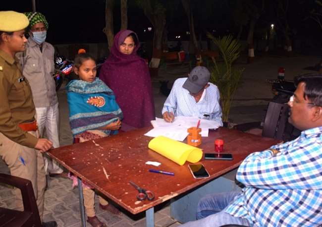 Interesting Incident: कानपुर देहात में बेटी को चौराहे पर भूल गया पिता ...