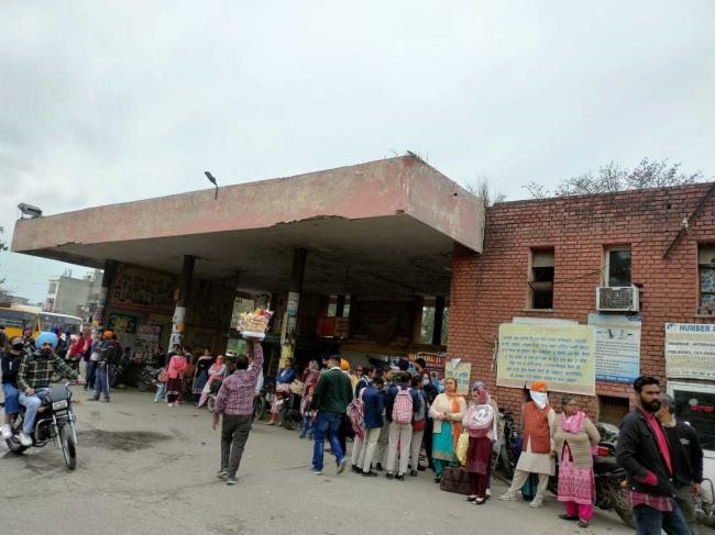 बटाला के बस स्टैंड पर न बैठने के लिए कुर्सियां, न शेड - Deprived of ...