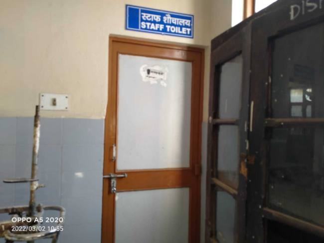 नई ओपीडी के ग्राउंड फ्लोर में शौचालय न होने से मरीज परेशान - no toilet ...