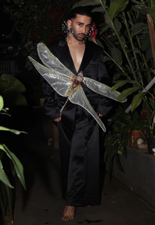 अंबानी की पार्टी में Rihanna को Orry ने दी थी जो ईयररिंग्स उसकी इतनी है ...