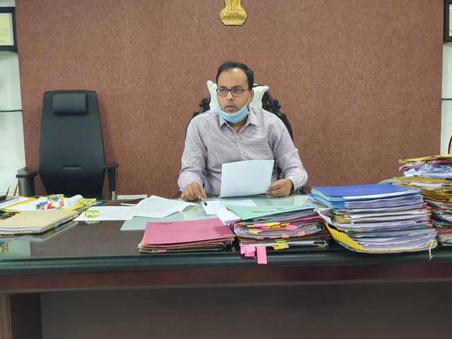 अलकतरा की कमी से सड़क निर्माण में पहुंच रही बाधा - Due to lack of ...