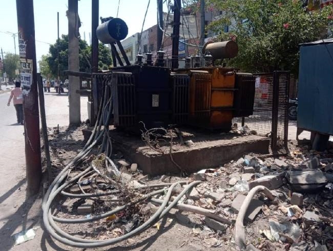 खुले में रखे ट्रांसफार्मर हादसे को दे रहे दावत - Party held in open to ...