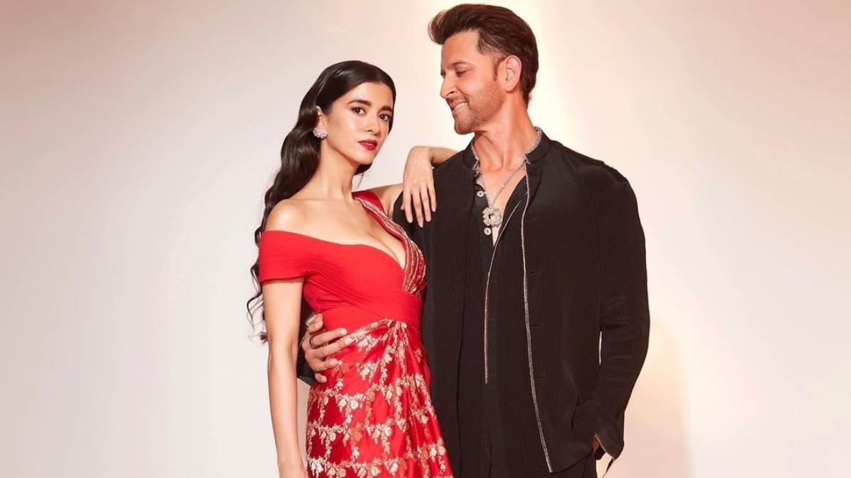 Hrithik Roshan: अंबानी की पार्टी में सबा आजाद की सैंडल पकड़े नजर आए ...