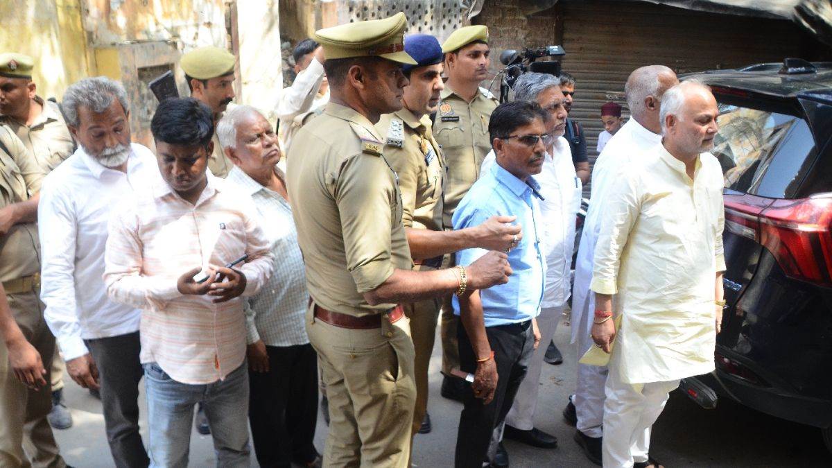 संभल की जामा मस्जिद में हवन करने जा रहे थे 6 लोग, पुलिस ने रोका तो दिया ...