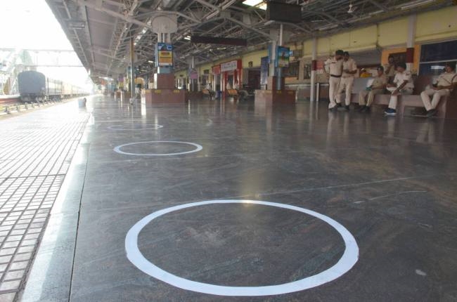 अब घेरा में रहकर ट्रेन में प्रवेश करेंगे पैसेंजर - round figer on ...