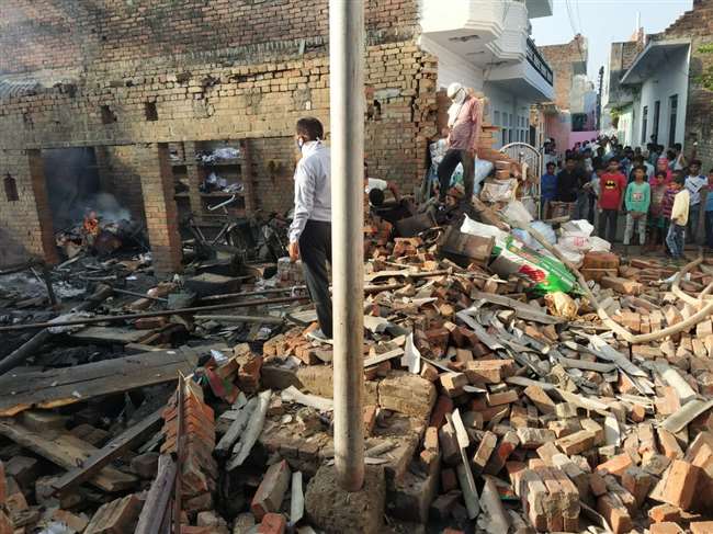 कौशांबी में पटाखे की फैक्ट्री में विस्फोट से लगी आग, मरने वालों की संख् ...