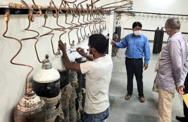 अल्मोड़ा के डीएम नितिन सिंह भदौरिया ने परखीं बेस अस्पताल की व्यवस्थाएं ...