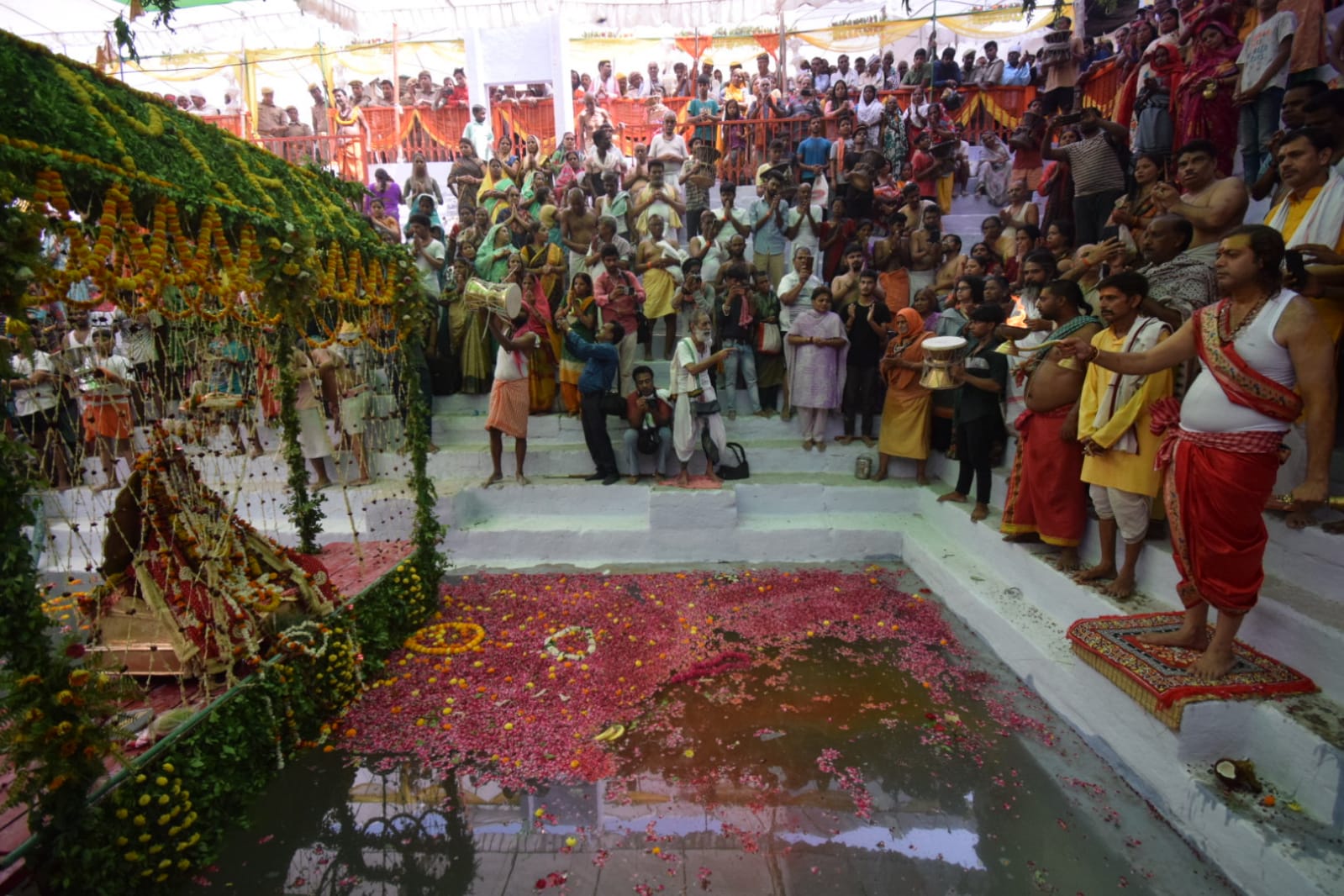 वाराणसी में मणिकर्णिका चक्र पुष्करणी कुंड में आस्था की लगाई डुबकी ...