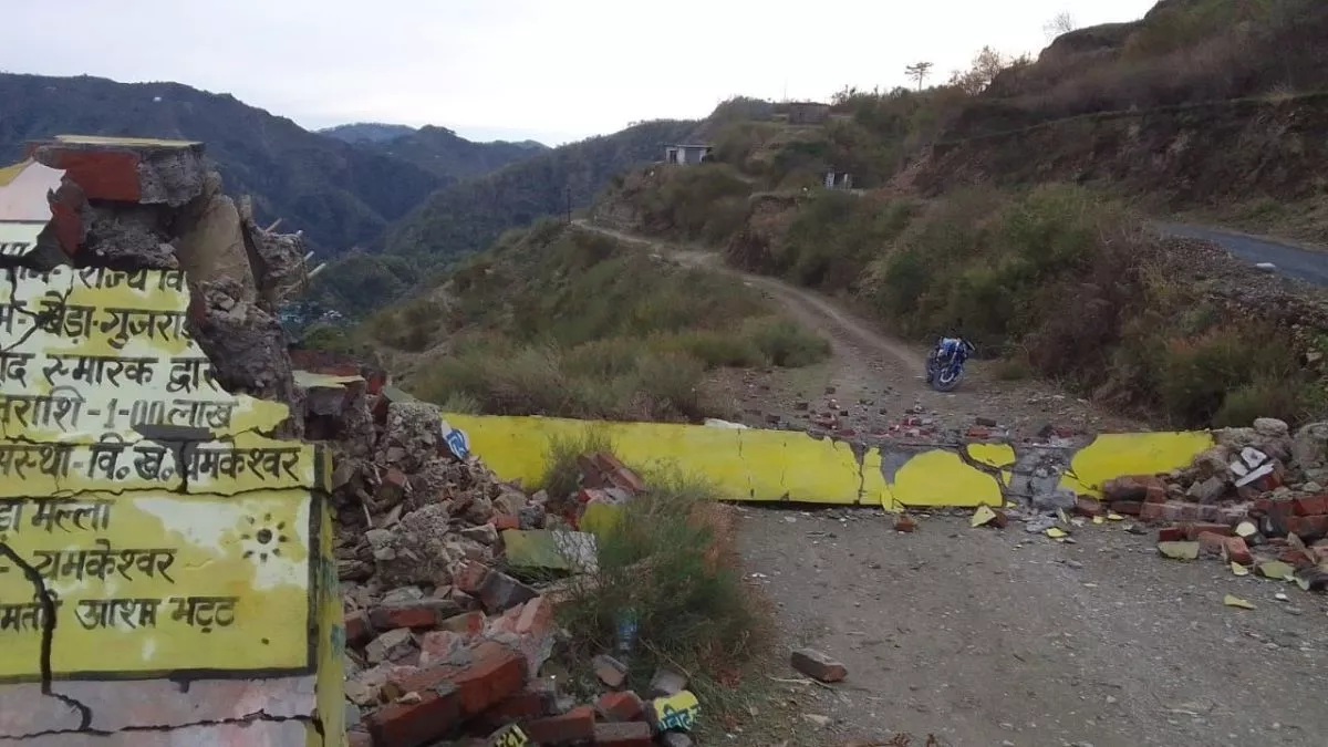 Rishikesh News: बेमौसमी वर्षा में ही धराशायी हो गया स्मृति द्वार, 1 लाख ...