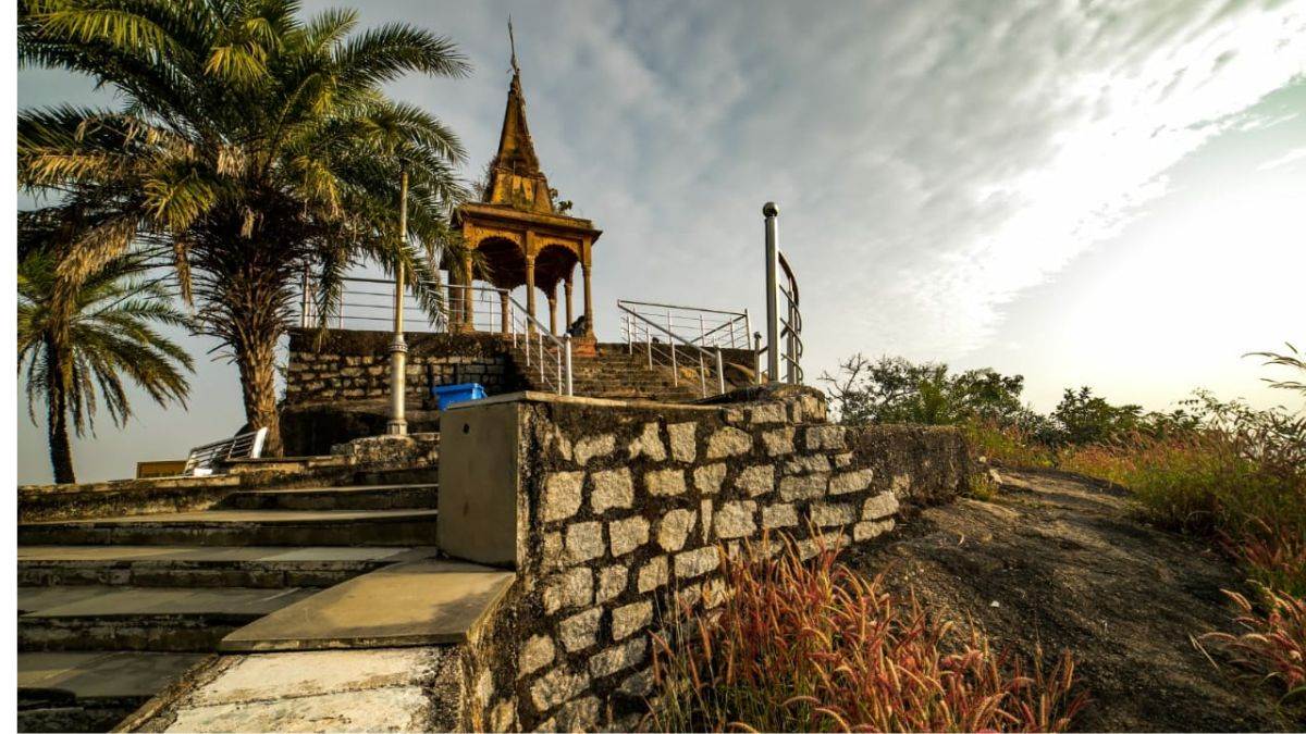 टैगोर हिल की खूबसूरत चट्टानों के बीच स्थित वह ब्रम्हमंदिर, जो महान ...
