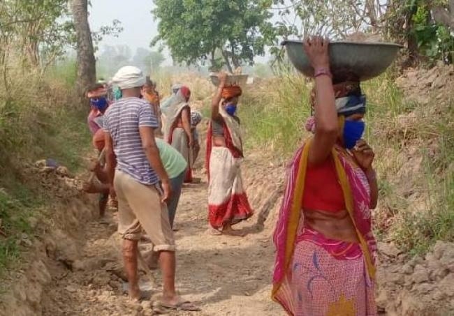 लॉकडाउन में निराश नहीं आसोपुर में मजबूत दिखती आस - Migrants get work in ...