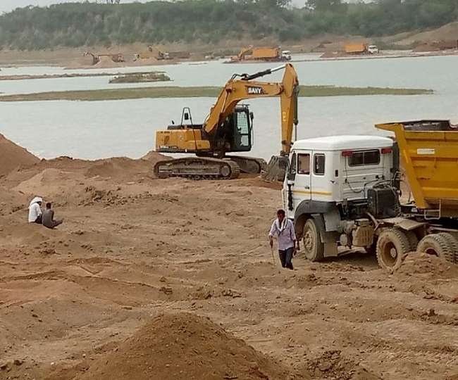 हमीरपुर में बेतवा नदी के किनारे अब भी जारी है खनन, दिन-रात गरजतीं ...