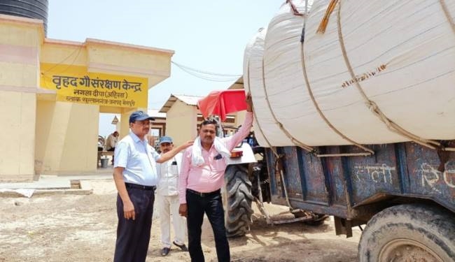 गोवंशी के लिए अधिकारी दान में मांग रहे भूसा और चारा - Officer demand ...