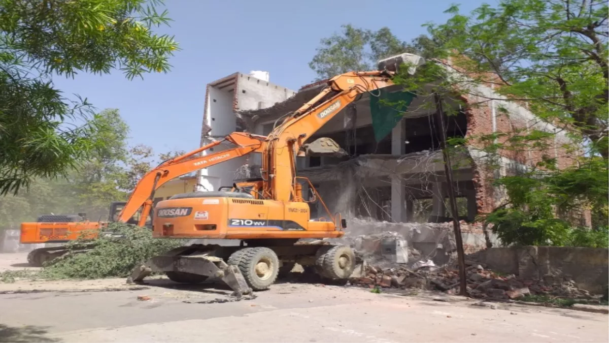 BABA Bulldozer: ताजनगरी में गरजा बाबा का बुलडोजर, 12 करोड़ की जमीन ...