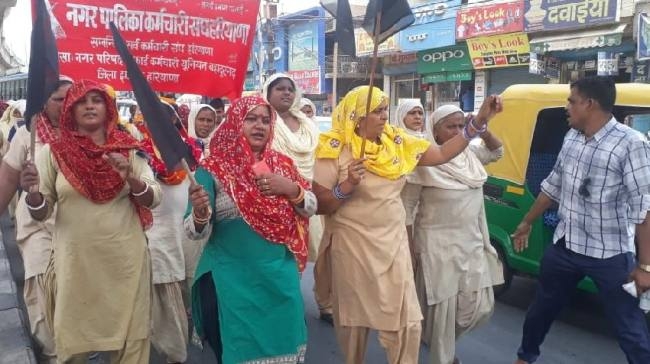 सफाई कर्मचारियों ने मांगों को लेकर लाल चौक निकाला जुलूस किया प्रदर्शन