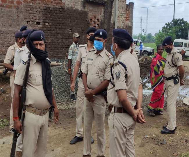 बिहार में बालू माफिया को पकड़ने गयी पुलिस टीम पर हमला सिपाही जख्‍मी ...