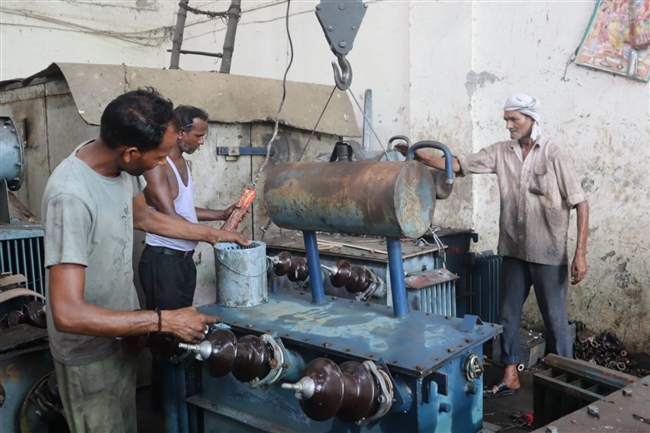 देवरिया में जल रहे ट्रांसफार्मर, गुल हो रही बिजली, उपभोक्ता परेशान ...