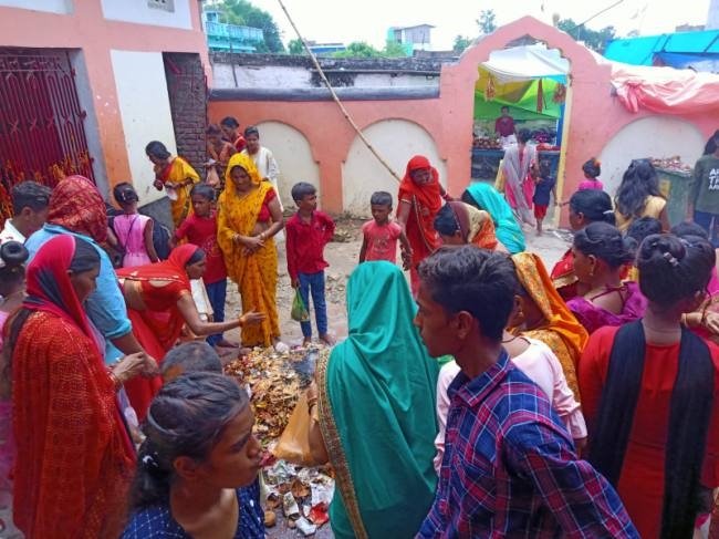 सोखा बाबा मंदिर में श्रद्धालुओं की उमड़ी भीड़ - Crowd of devotees ...