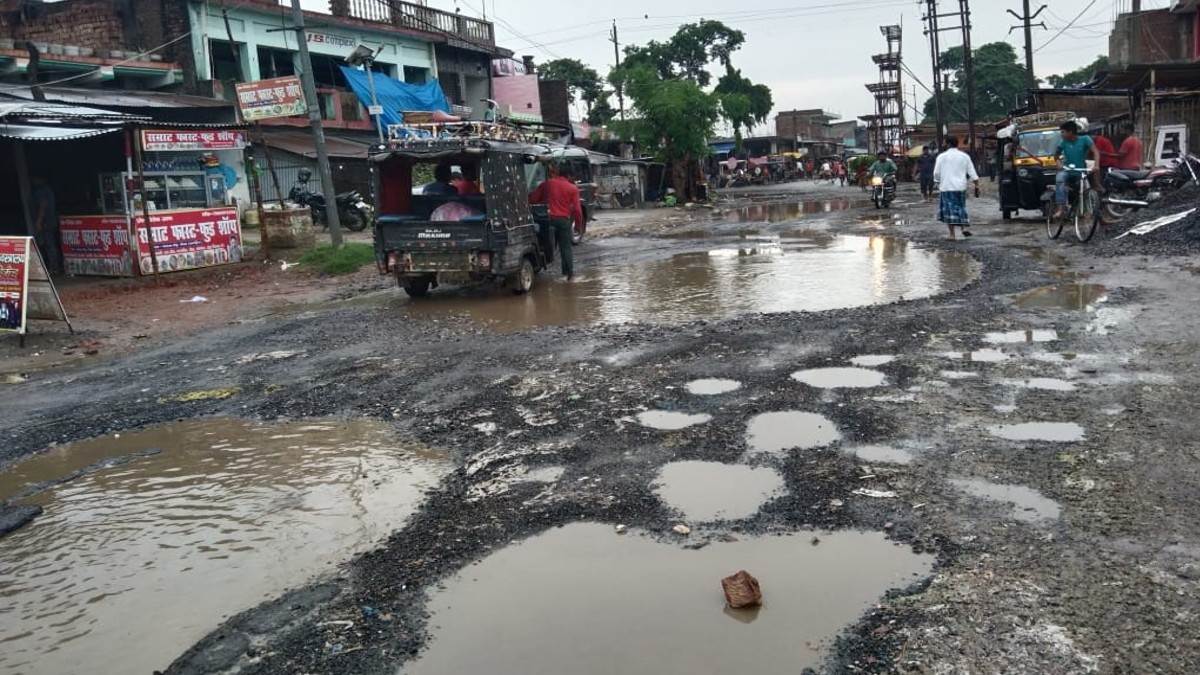 NH-107 मधुबनी के बाद आइए खगड़ियादेखिए यहां की सड़क के हाल लोगों का जीना ...