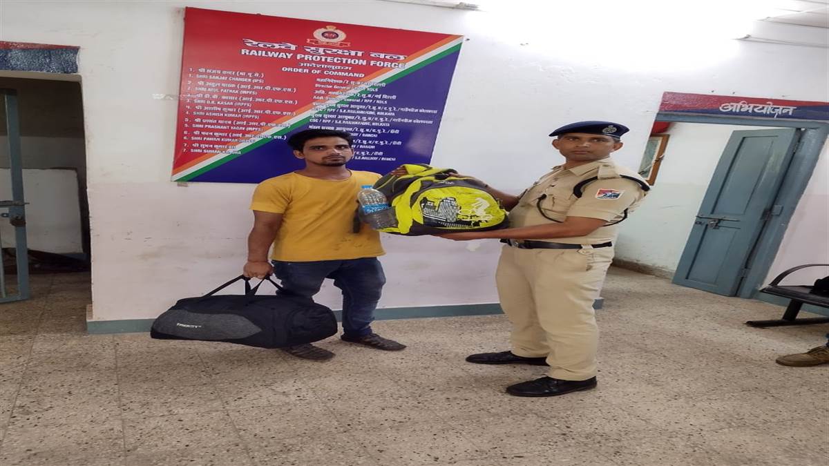 आपरेशन अमानत को ले आरपीएफ रांची ने यात्री के छूटे बैग की बरामदगी की ...