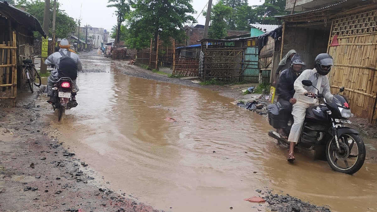 NH-107 : मधुबनी के बाद आइए खगड़िया...देखिए यहां की सड़क के हाल, लोगों ...