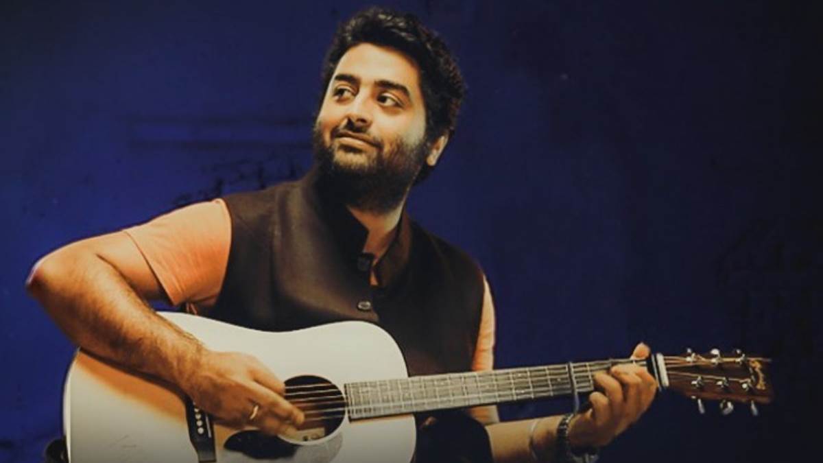 अरिजीत सिंह लाइव कॉन्सर्ट शो में गा रहे थे रोमांटिक गाना, तभी लड़की ने लिप लाॅक कर ब्वाॅयफ्रेंड ...