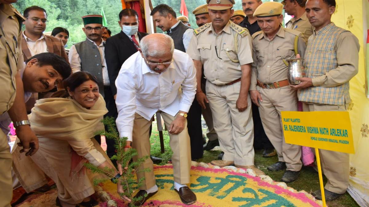 राज्यपाल राजेंद्र विश्वनाथ आर्लेकर ने झुंडी पंचायत से किया हरियाली ...