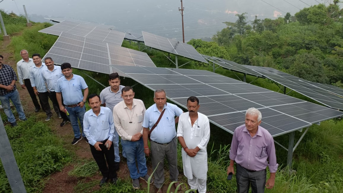 हिमाचल के हंसराज बंजर पड़ी जमीन पर सोलर पावर प्‍लांट लगाकर कमा रहे ढाई ...
