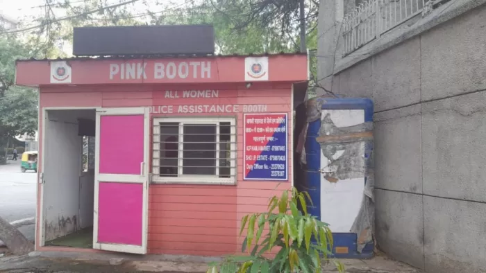 Delhi में पिंक बूथ योजना की खुली पोल... टूटी छत और पुलिसकर्मी गायब ...