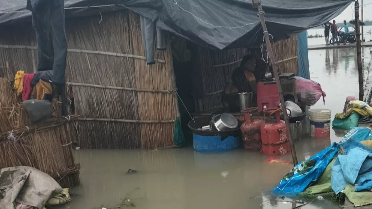 छपरा शहर के निचले इलाकों में घाघरा नदी का पानी घुसा, लोग ऊंचे स्थानों ...