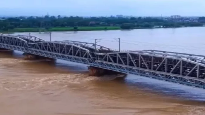 Prayagraj Flood Update : खतरे का निशान पार कर चुकीं गंगा-यमुना का ...