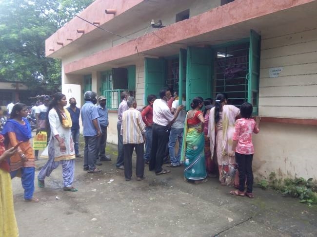 राशन कार्ड आधार से लिक कराने पहुंच रहे लाभुक - Supply of ration card to ...