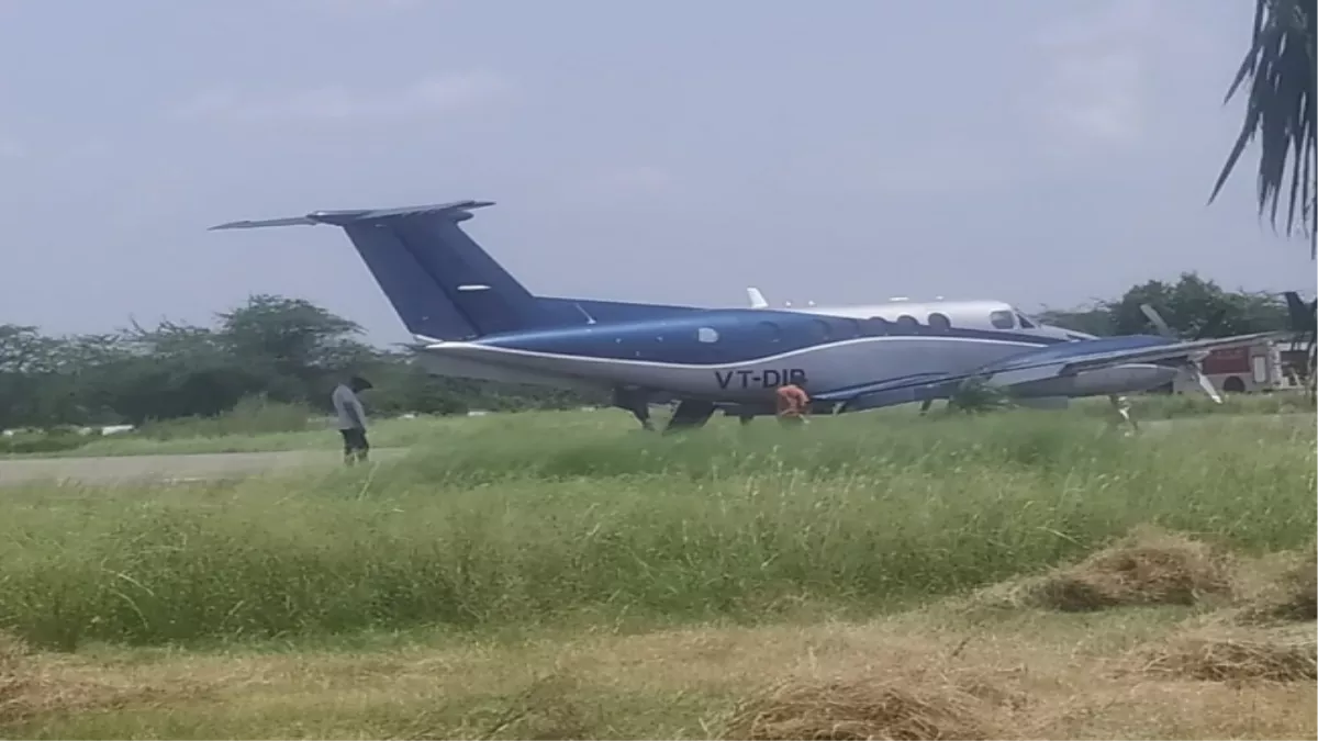 मेंटीनेंस के लिए मेरठ की परतापुर हवाई पट्टी पर उतरा पहला एयरक्राफ्ट ...