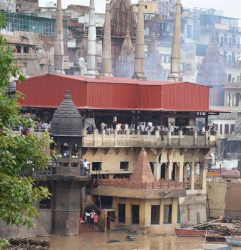 वाराणसी में महाश्मशान मणिकर्णिका घाट पर आधा घंटा रुका शवदाह, लकड़ी रखने ...