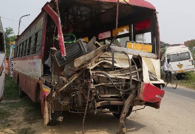 एक्सप्रेस-वे पर ट्रक में पीछे से टकराई रोडवेज बस - Roadways bus ...