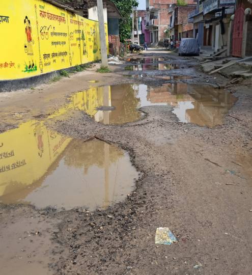 बारिश नहीं सूखा में भी सड़क बन जाती है तालाब - The road becomes a pond ...