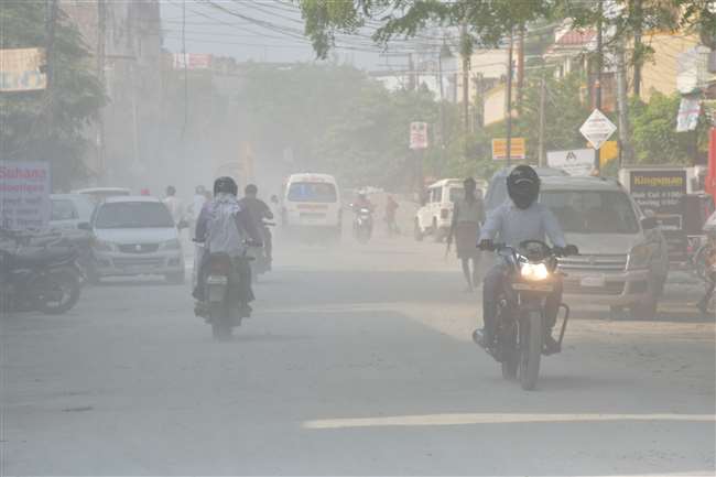 Air Pollution in Varanasi : सड़क के गड्ढों से उड़ने वाले जहर, बीमार कर ...