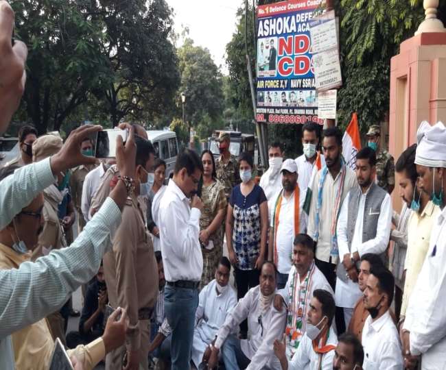 Hathras Case News: कांग्रेस का कमिश्नरी पर प्रदर्शन, हाथरस डीएम को ...