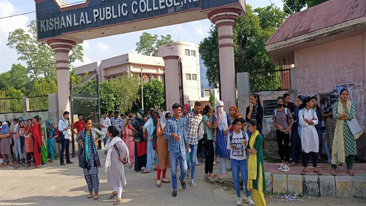 Rewari: KLP कॉलेज में हंगामा, कार में युवती के साथ पकड़ा गया था युवक ...