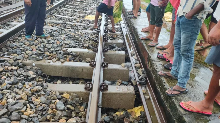 बल‍िया में बारिश के बाद बलिया-छपरा रूट पर रेल ट्रैक धंसा, ट्रेनों का ...